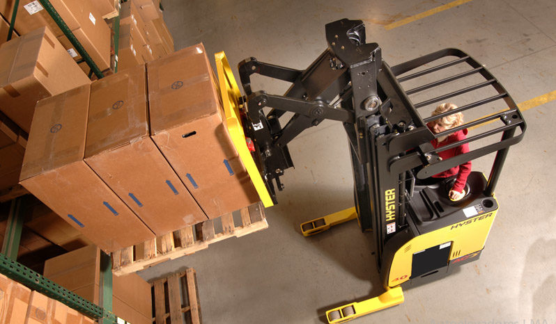 Apilador Reach con pantógrafo para pasillo angosto Hyster N35-45ZR ...